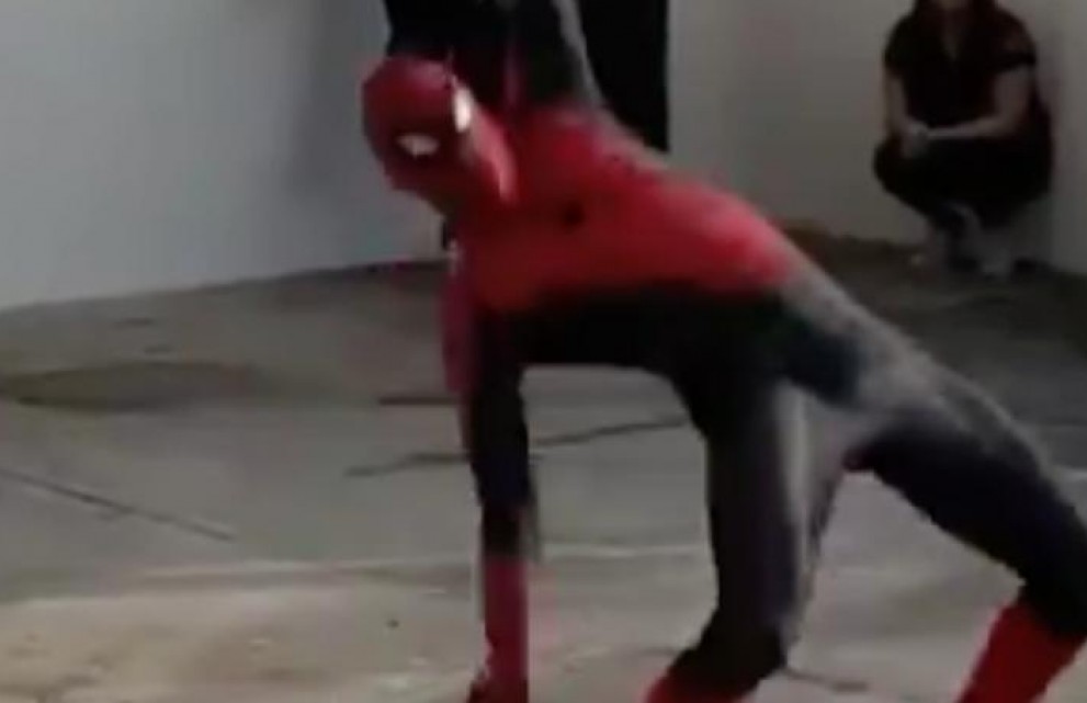 "Spider-Man" irrumpe en fiesta infantil y baila break dance